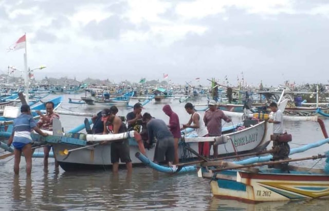 Cuaca Buruk di Banyuwangi, Satu Kapal Nelayan Rusak Dihantam Ombak | kumparan.com