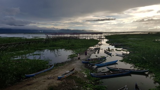 Pesona Danau Limboto di Gorontalo Kala Senja | kumparan.com
