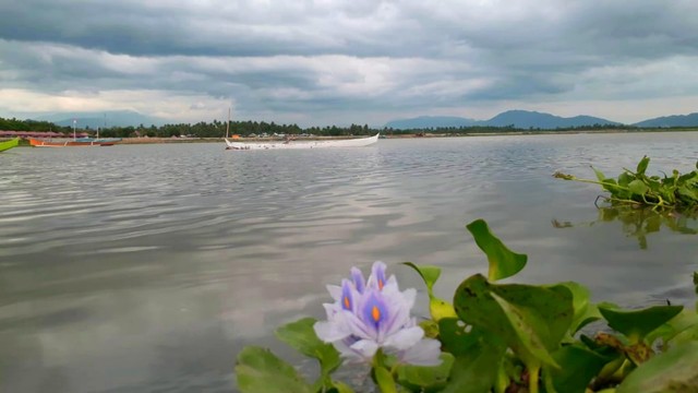 Pesona Danau Limboto di Gorontalo Kala Senja | kumparan.com