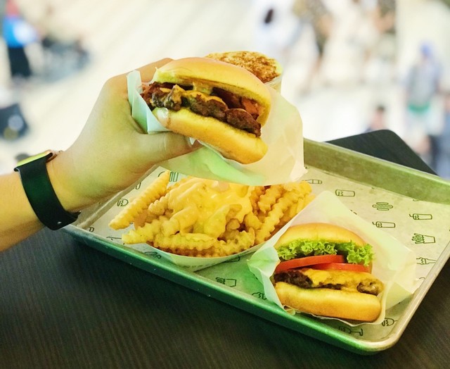 Nunggu Satu Jam untuk Legitnya Angus Beef di Shake Shack | kumparan.com