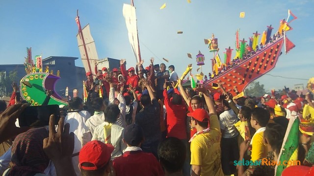 Kemeriahan Ritual Bakar Tongkang di Bagansiapiapi, Riau | kumparan.com