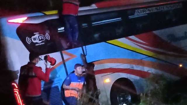 Bus Tabrakan dengan Truk di Tol Brebes-Pejagan hingga Masuk Jurang | kumparan.com