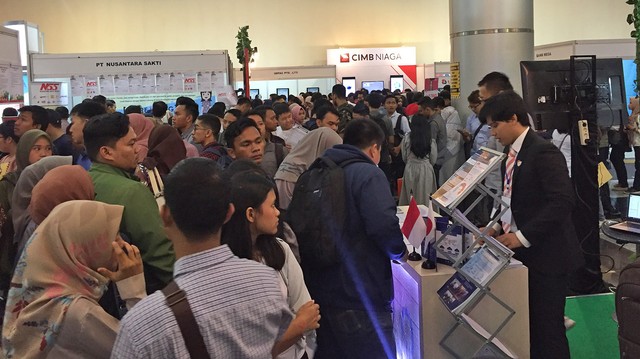 Pencari Kerja Padati Smesco Exhibition Hall Jakarta | kumparan.com