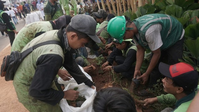 Foto: Perbaikan Taman di Sekitar Instalasi Getih Getah | kumparan.com
