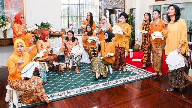 Bule Australia Terkagum-kagum saat Melihat Cara Membatik | kumparan.com