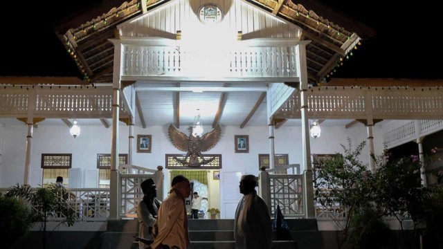 Foto: Mengenal Tradisi Pukul Sapu dari Negeri Mamala, Ambon | kumparan.com