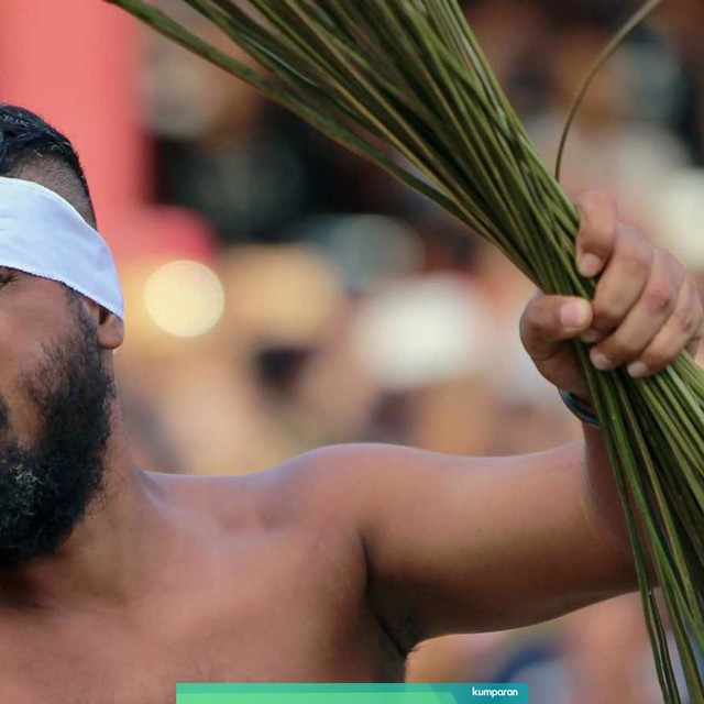 Foto: Mengenal Tradisi Pukul Sapu dari Negeri Mamala, Ambon | kumparan.com