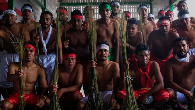 Baku Pukul Manyapu, Tradisi Unik untuk Mengenang Para Pejuang di Maluku ...