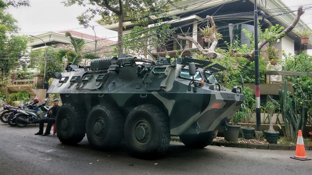 Panser TNI Bersiaga di Kediaman Ma'ruf Amin | kumparan.com