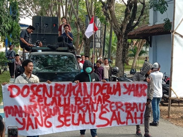 Mahasiswa Unira Demo Bakar Ban di Halaman Kampus | kumparan.com Mahasiswa Unira Demo Bakar Ban di Halaman Kampus | kumparan.com