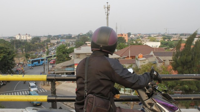 Foto: Nongkrong di Flyover Pasar Rebo | kumparan.com