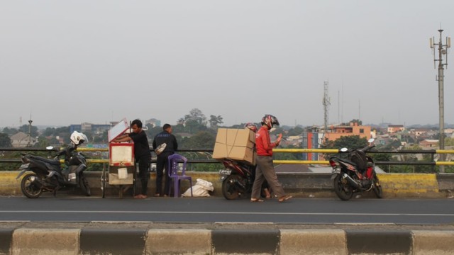 Foto: Nongkrong di Flyover Pasar Rebo | kumparan.com