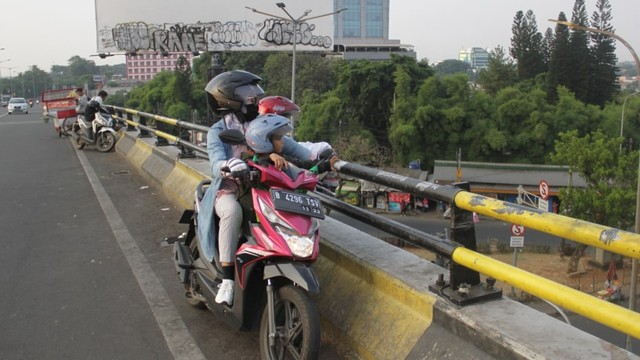 Foto: Nongkrong di Flyover Pasar Rebo | kumparan.com