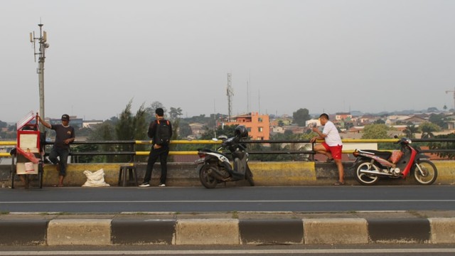 Foto: Nongkrong di Flyover Pasar Rebo | kumparan.com