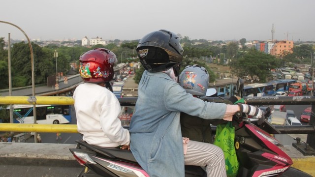 Foto: Nongkrong di Flyover Pasar Rebo | kumparan.com