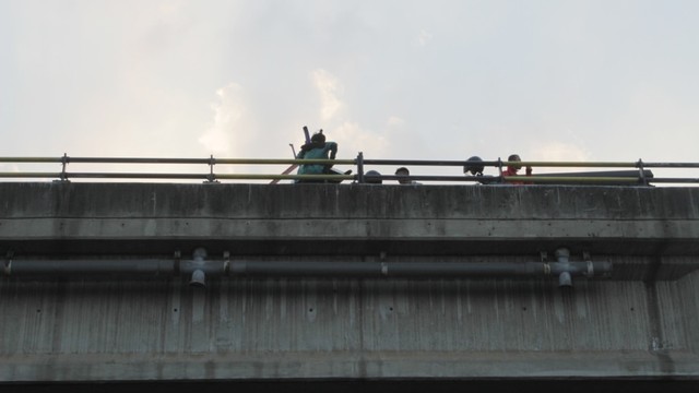 Foto: Nongkrong di Flyover Pasar Rebo | kumparan.com