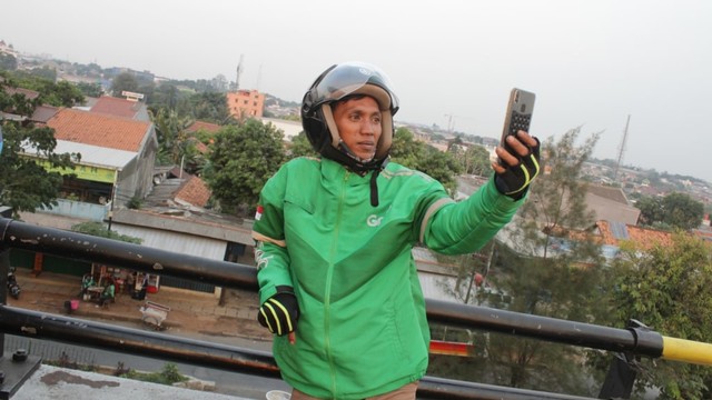 Foto: Nongkrong di Flyover Pasar Rebo | kumparan.com
