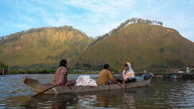Foto: Nelayan Ikan Depik dalam Pesona Laut Tawar, Aceh Tengah ...