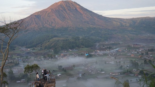 Potret Keindahan Desa Pinggan di Kintamani yang Berselimut Kabut ...