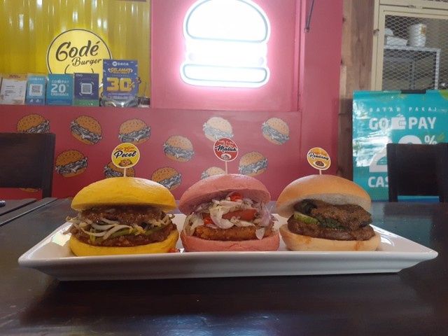Unik! Burger Isi Rendang hingga Pecel di Gode Burger | kumparan.com