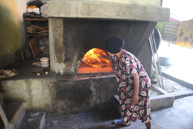 Melihat Pembuatan Bagea, Kuliner Tradisional Khas Ternate | kumparan.com