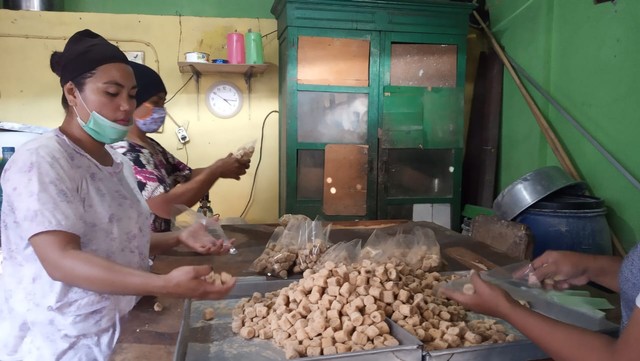 Melihat Pembuatan Bagea, Kuliner Tradisional Khas Ternate | kumparan.com