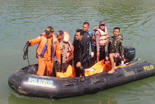 Kisah Penemuan Pilot Pesawat Cessna yang Jatuh di Indramayu | kumparan.com Kisah Penemuan Pilot Pesawat Cessna yang Jatuh di Indramayu | kumparan.com