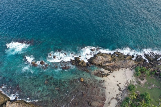 Sensasi Pantai Batu Cadas Ujong Eumpee di Pulo Nasi, Aceh - kumparan.com