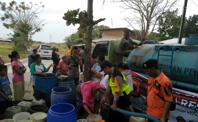 Kekeringan Landa Cirebon, 10 Desa di 9 Kecamatan Krisis Air Bersih | kumparan.com