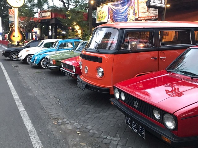 Mengenal Komunitas Penggemar Mobil Kuno Eropa di Malang | kumparan.com