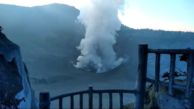PVMBG Ingatkan Bahaya Gas Vulkanik Gunung Tangkuban Parahu | kumparan.com