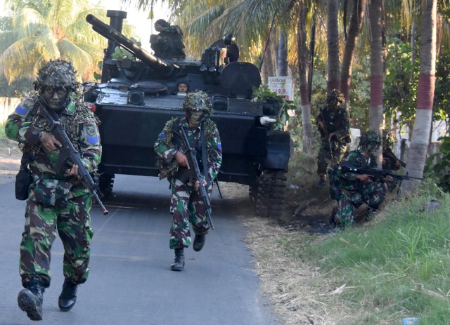 Foto: Melihat Latihan Perang Marinir TNI AL di Pantai Banongan Jatim ...