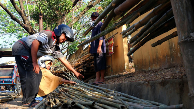 Penjualan Bambu Untuk Umbul-Umbul di Blora Meningkat | kumparan.com