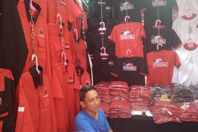 Pedagang Atribut Raup Untung Besar dari Kongres PDIP | kumparan.com Pedagang Atribut Raup Untung Besar dari Kongres PDIP | kumparan.com