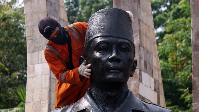 Foto: Pemugaran Patung Sang Proklamator Menyambut HUT ke-74 RI ...