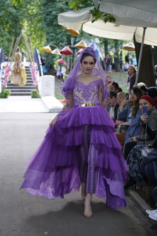 Foto: Koleksi Ferry Sunarto di Festival Indonesia Moskow 2019 ...