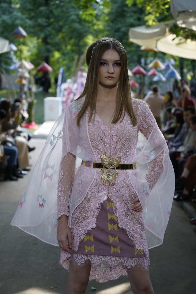 Foto: Koleksi Ferry Sunarto di Festival Indonesia Moskow 2019 ...