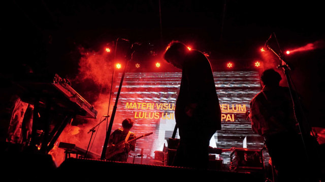 Foto: Malam Mengheningkan Cipta Bersama .Feast dan Hindia | kumparan.com