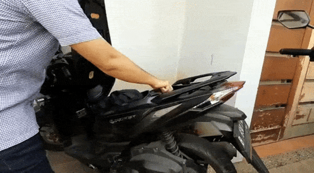 Perlukah Banting Jok Usai Isi Bensin? | kumparan.com