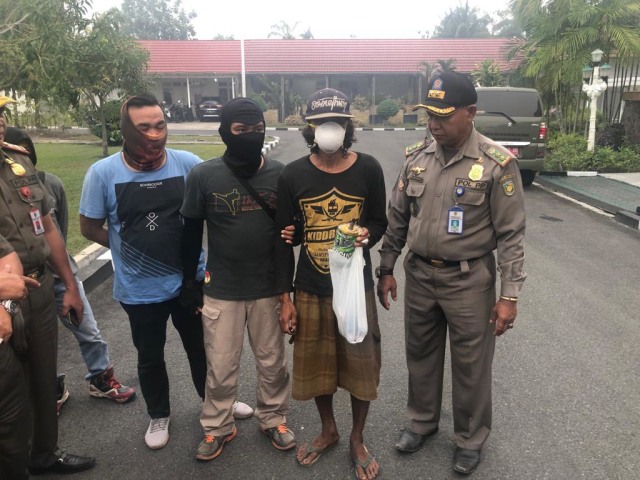 Tim Intai Satpol PP Palangka Raya Tangkap Basah Pelaku Pembakar Lahan | kumparan.com