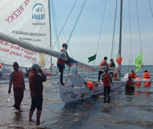 Foto: Lomba Perahu Tradisional Sandeq Race Finish di Pantai Manakarra ...