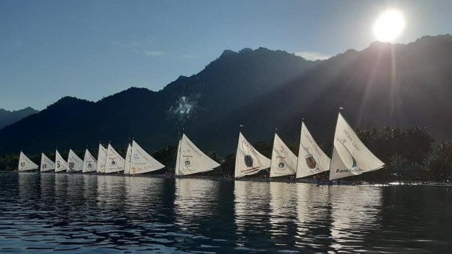 Foto: Lomba Perahu Tradisional Sandeq Race Finish di Pantai Manakarra ...