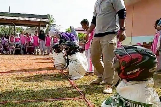 Serunya Balap Karung Pakai Helm di SDN 011 Senempek Lingga | kumparan.com