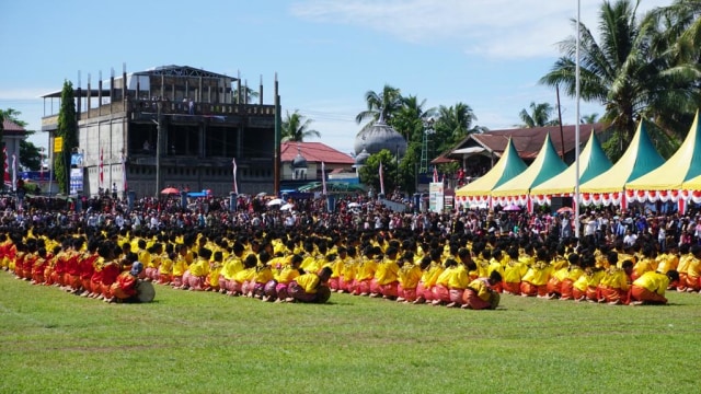 Foto: 2.019 Penari Rapai Geleng di Aceh Peringati HUT ke-74 RI ...