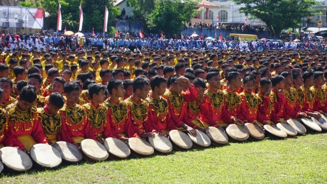 Foto: 2.019 Penari Rapai Geleng di Aceh Peringati HUT ke-74 RI ...