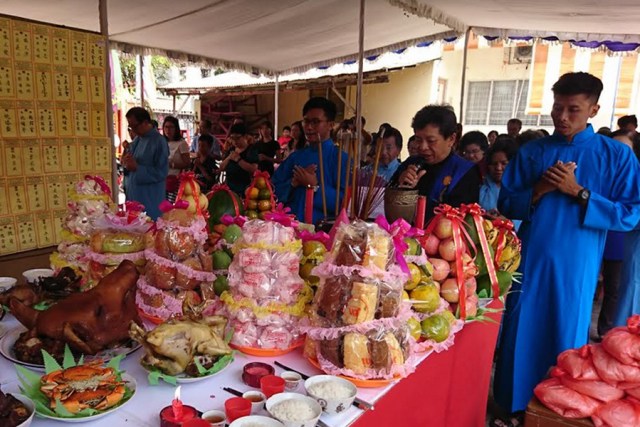 Keturunan Tionghoa di Solo Melaksanakan Upacara King Ho Ping | kumparan.com