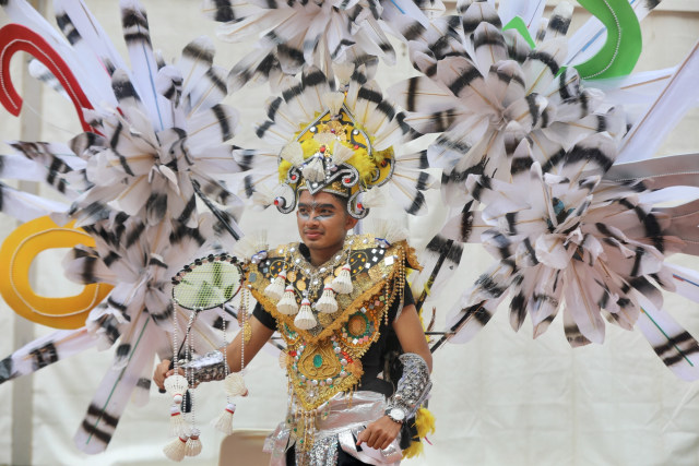 Foto: Kostum-kostum Unik Peserta Parade Budaya O2SN 2019 di Aceh ...