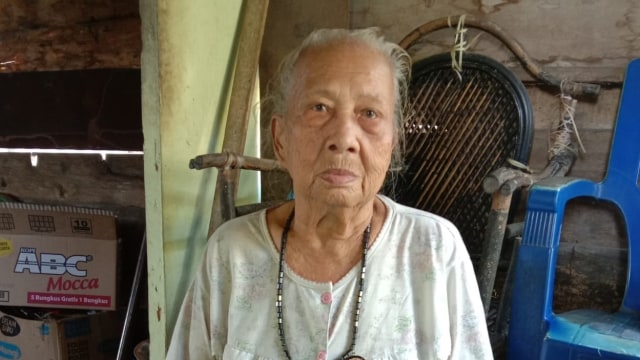 Kisah Sapiah, Memilih Hidup Sendiri di Usia Senja | kumparan.com