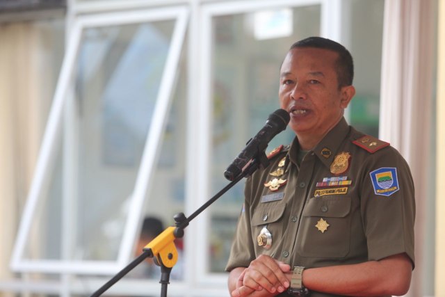 Segel Reklame Di Buahbatu,Satpol PP Sisir Reklame Ilegal Lainnya ... Segel Reklame Di Buahbatu,Satpol PP Sisir Reklame Ilegal Lainnya ...