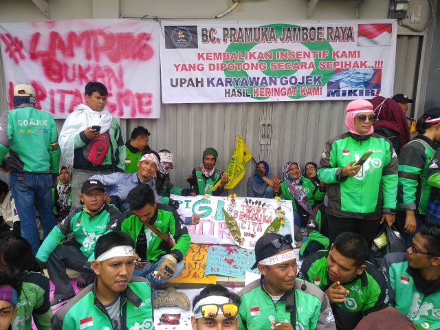 Tuntut Pemotongan Insentif, Ribuan Driver Geruduk Kantor Gojek Lampung | kumparan.com